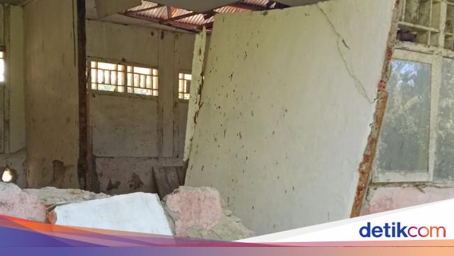 Dinding Ruang Kelas SD Negeri 178 Roboh hingga Siswa Belajar di Bawah Pohon