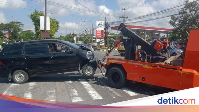 3 Mobil Tabrakan Karambol di Jalan Jogja-Solo Kraguman Klaten