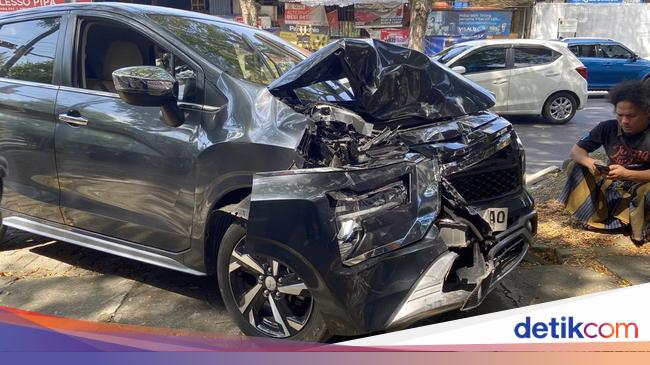 Ringsek! Xpander Tabrak Bus Trans Semarang di Bangjo Sri Rejeki