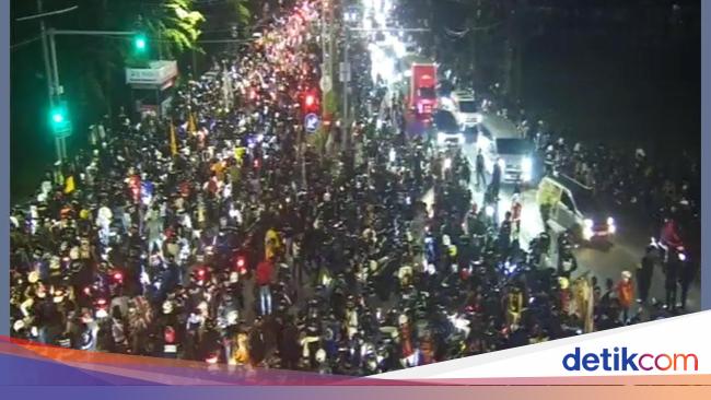 Heboh Ratusan Pesilat Tumplek Blek Penuhi Jalanan Surabaya Saat Suroan