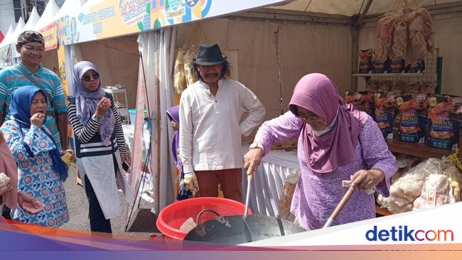 Jurus Jitu Arul Pikat Konsumen Kerupuk Melarat Lewat Atraksi Masak