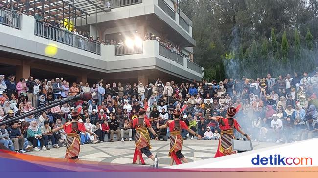Pesona Bromo Sunset Episode 3 Pikat Ribuan Wisatawan di Seruni Point