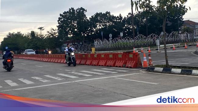 Bahaya! Pemotor Nekat Lawan Arus Terobos U-Turn Dekat Al Jabbar