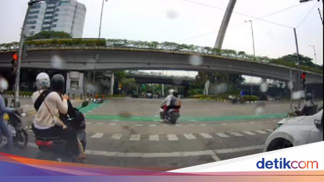 Viral Pemotor Nakal Terobos Lampu Merah di Pancoran, Berujung Tabrakan!