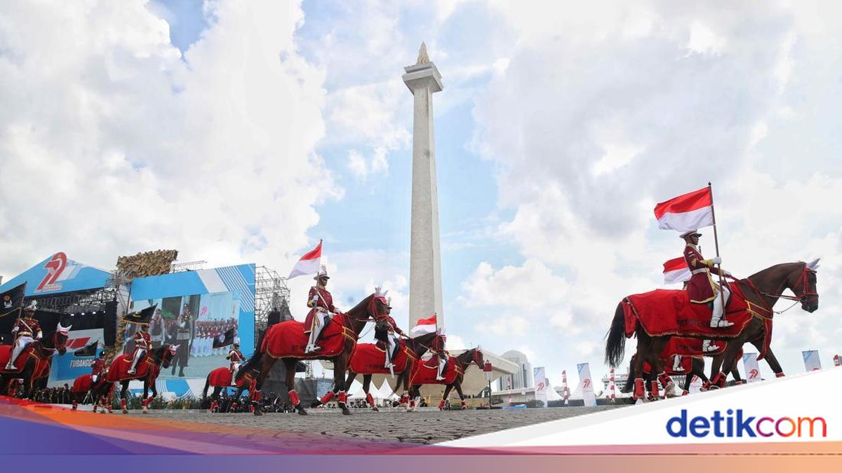 Pasukan Berkuda Polri Meriahkan Parade HUT Bhayangkara Ke-79