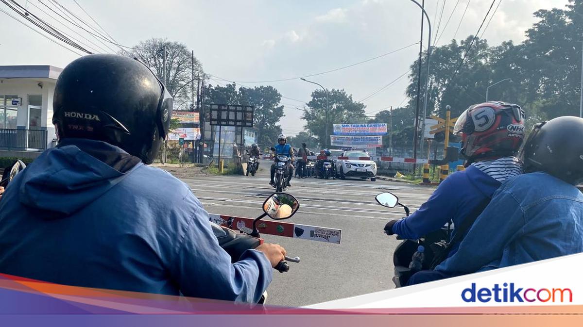 Sang 'Penantang' Perlintasan KA Gedebage Bandung