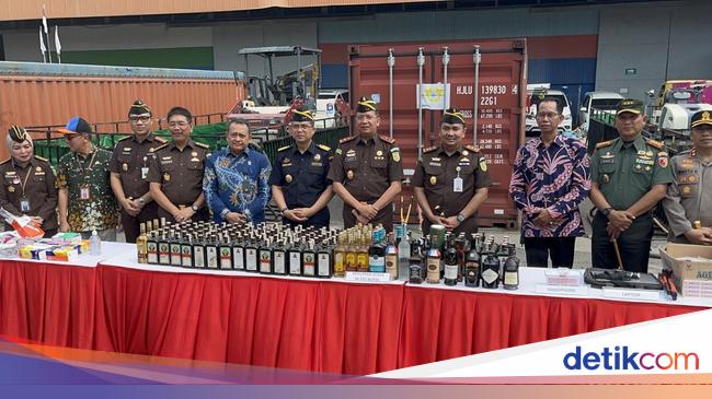 Ribuan Botol Miras Ilegal Dimusnahkan di Pelabuhan Tanjung Perak