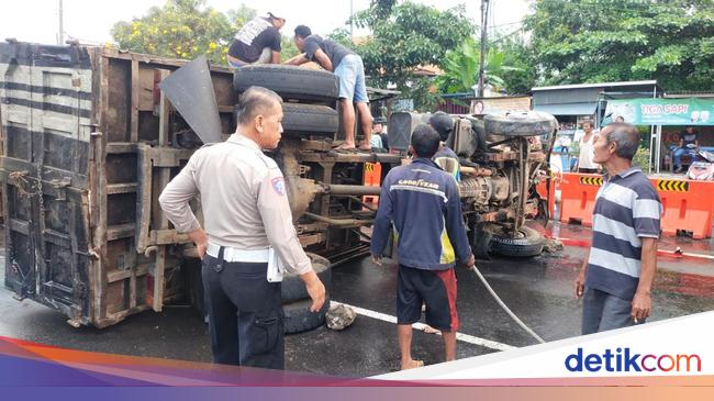 Truk di Pasuruan Oleng Tabrak Median Jalan Lalu Terguling, Kernet Tewas