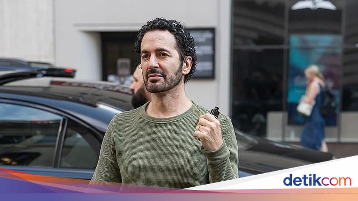 Marc Jacobs Ikut Tren Labubu, Cara Pakainya Lain dari yang Lain