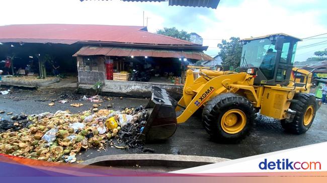 90 Ton Tumpukan Sampah di Pasar Gedebage Dibersihkan