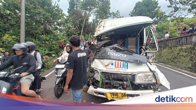Minibus Ringsek Terjun ke Parit di Serang Purbalingga, 2 Tewas