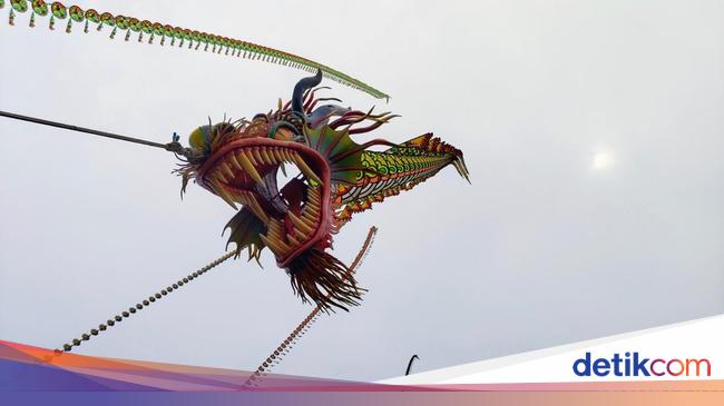 Layangan Naga 100 Meter Meliuk di Pantai Ketawang Indah Purworejo