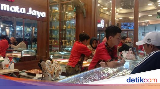 Tahun Ajaran Baru, Ramai Warga Malang Jual Emas untuk Biaya Sekolah