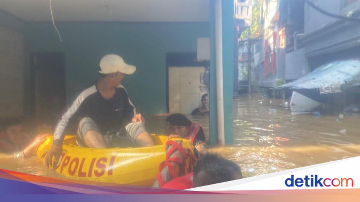 Kebon Pala Jaktim Terendam Banjir 1,8 Meter, Polisi Bantu 71 Warga ...