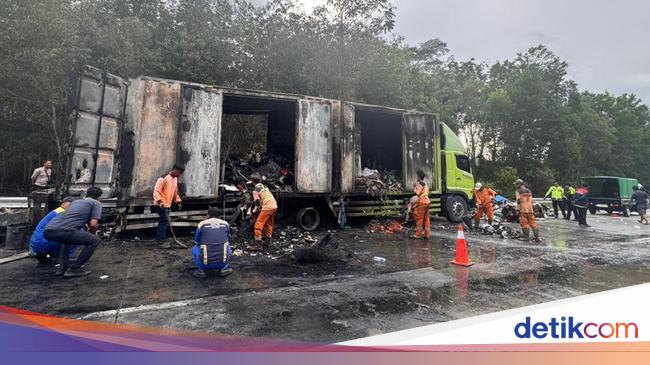 Truk Ekspedisi Paket Terbakar di Jalan Tol Lampung Ruas Terpeka