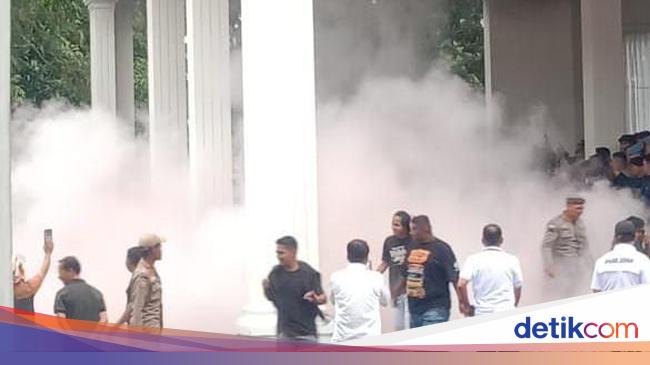 Demo Tolak Revisi Over Dimensi-Overload di Gorontalo Diwarnai Saling Dorong