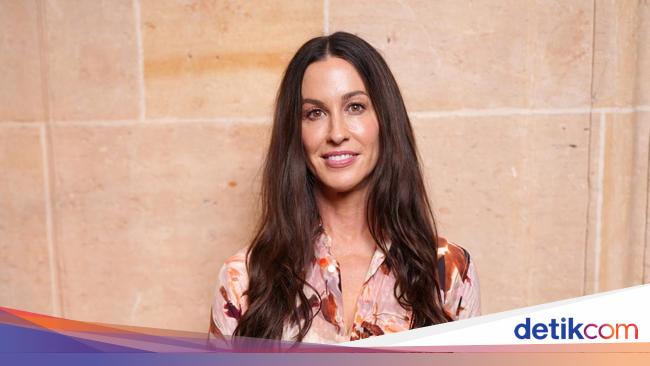 Foto: Alanis Morissette Eksis di Peragaan Celine, Awet Muda di Usia 51