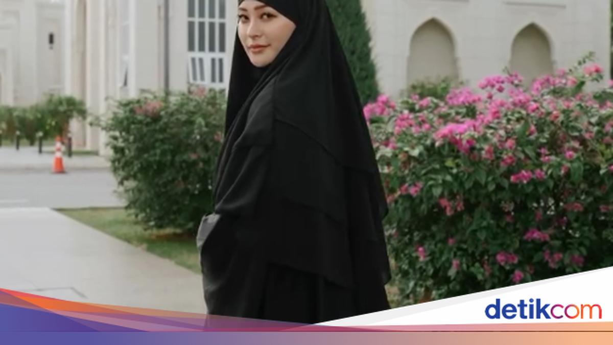 10 Gaya Hijab Rae Lil Black, Bintang Film Dewasa yang Jadi Mualaf