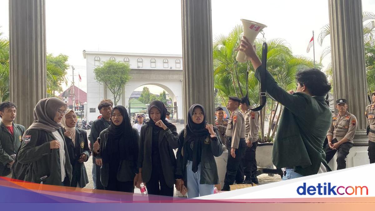 Demo di DPRD Kota Semarang, Mahasiswa Protes soal Banjir-Kreak