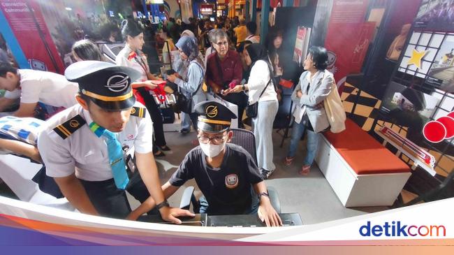 Sensasi Jadi Masinis LRT di Jakarta Fair