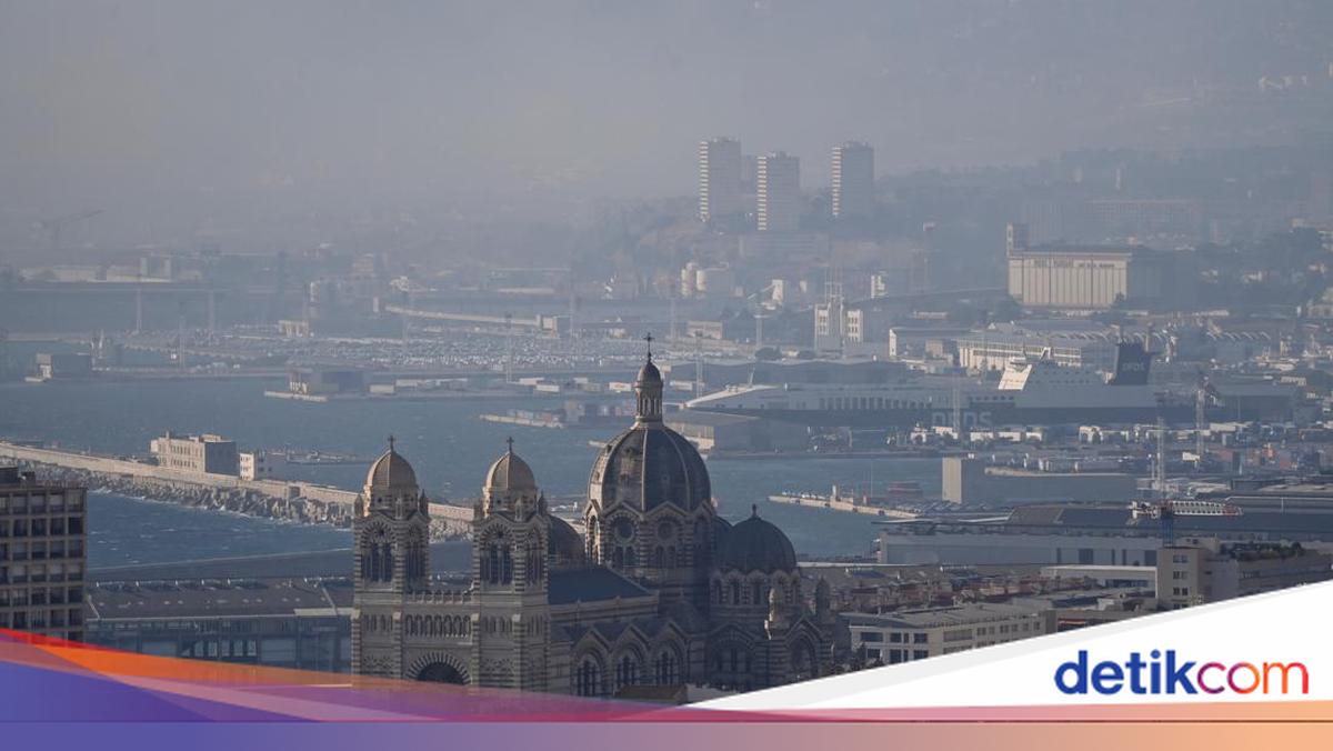 Asap Kebakaran Hutan Bikin Prancis Selatan Gelap