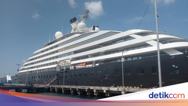 Kapal Pesiar Scenic Eclipse II Sandar di Flores Timur, Bawa 384 Turis