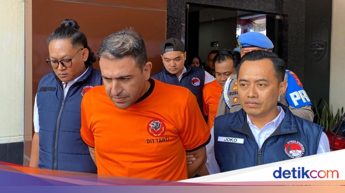 Tampang Lesu Warga Iran Peracik 'Garam Cina' Saat Digiring Polisi