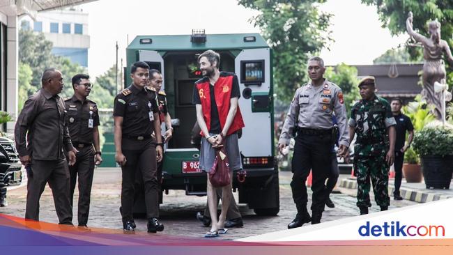 Santai Banget, Buron Interpol Rusia Diekstradisi Pakai Sandal