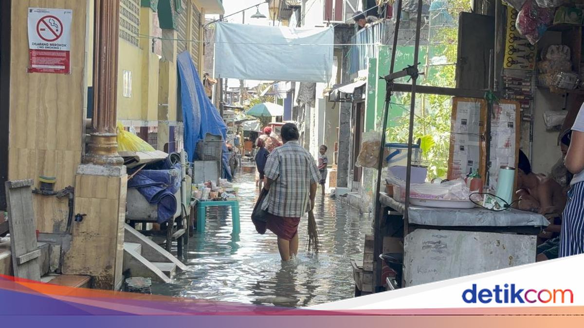 Fenomena Bulan Purnama Picu Banjir Rob di Pesisir Jatim