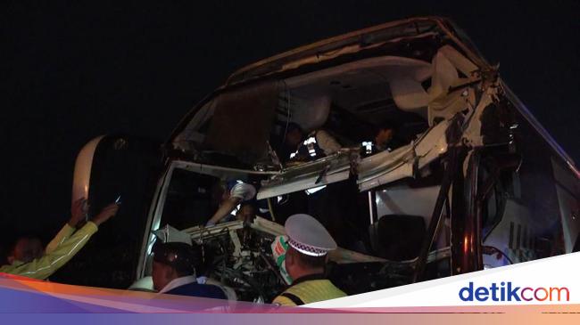 Bus Tabrak Truk di Tol Cipularang, Nyawa Deddy Terenggut