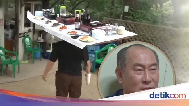 Gokil! Pemilik Resto Bawa Makanan pakai Meja di Atas Kepala