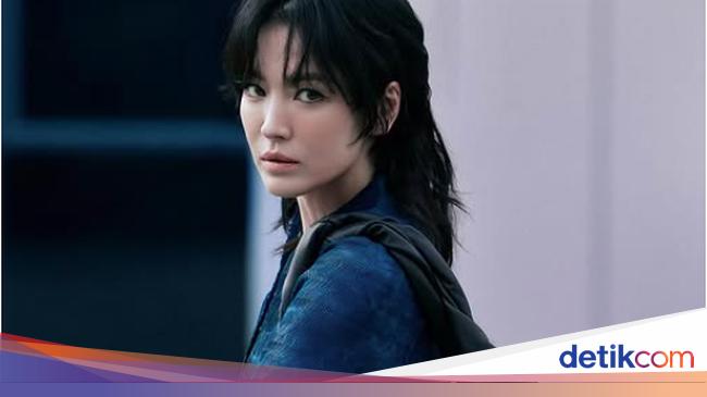 Potret Song Hye Kyo Tampil Edgy dengan Gaya Rambut Wolf Cut dalam Iklan ...