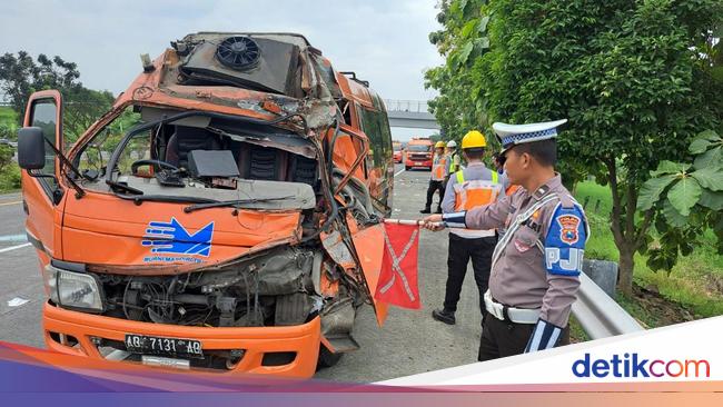 Minibus Tabrak Bokong Truk di Tol Jomo, 2 Penumpang Luka Berat