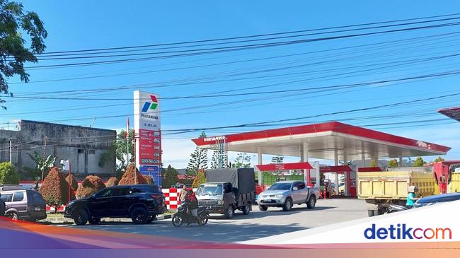 Antrean BBM Jenis Solar Mengular di SPBU Pekanbaru