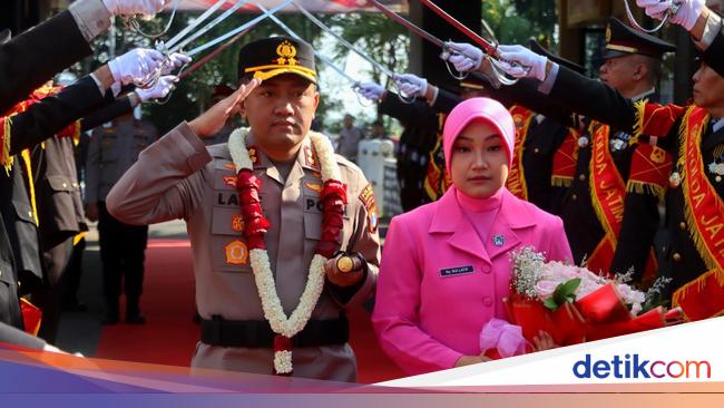 Pedang Pora Sambut Kedatangan Kapolres Probolinggo yang Baru