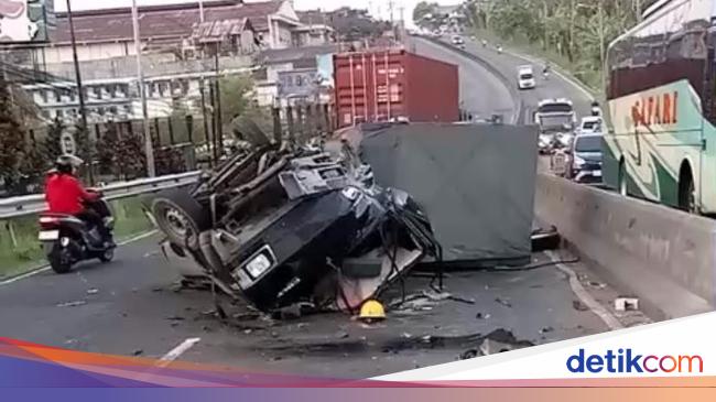 Ringsek! Pikap Terbalik Usai Tabrak Pembatas Jalan Depan Cimory Semarang