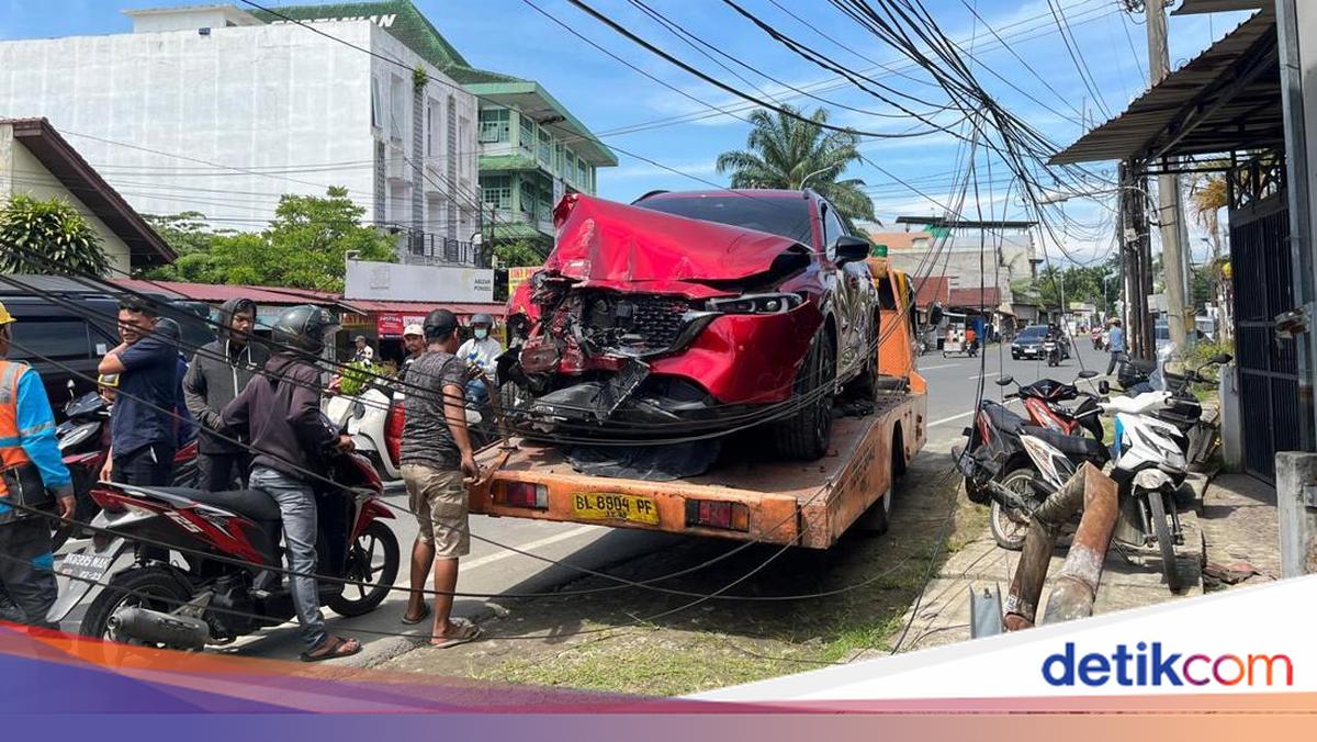 Mobil Diduga Dikendarai Pasutri Tabrak Tiang Listrik hingga Patah di Medan