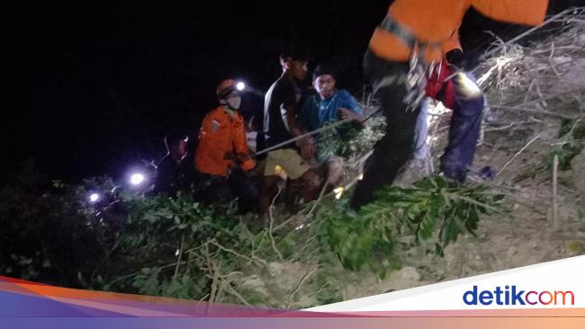 Truk Kontainer Terbalik di Sumba Timur, Evakuasi Sopir Berlangsung Dramatis