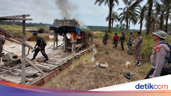 Polres Bungo Bakar Puluhan Rakit Dompeng Tambang Emas Ilegal