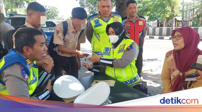 Polisi Tegur 2 Siswa Berknalpot Brong Saat Jam Sekolah di Semarang