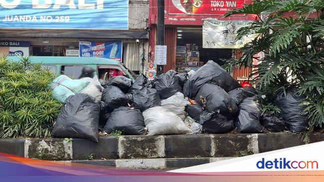 Jorok! Sampah di Pembatas Jalan Dago Bandung Lama Tak Diangkut