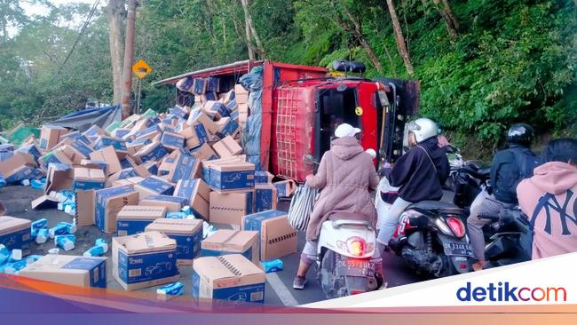 Truk Terguling di Jalur Singaraja-Denpasar Dievakuasi, Lalin Kembali Lancar