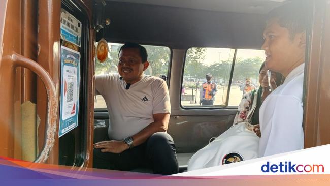 Saat ASN di Sumedang Pergi Ngantor Pakai Angkot