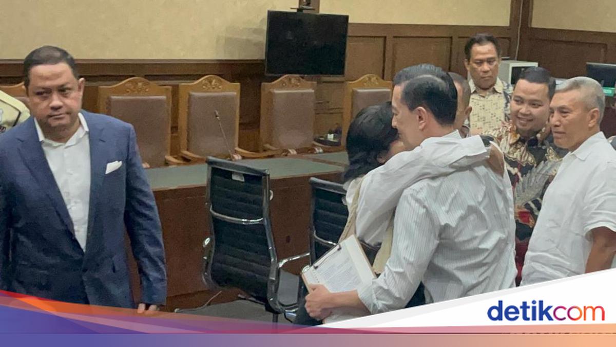 Tom Lembong Langsung Peluk Istri Usai Divonis 4,5 Tahun Penjara