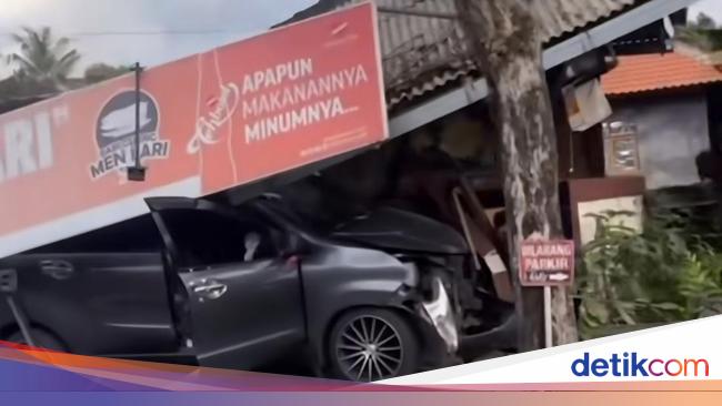 Brak! Warung Babi Guling Hancur Ditabrak Avanza