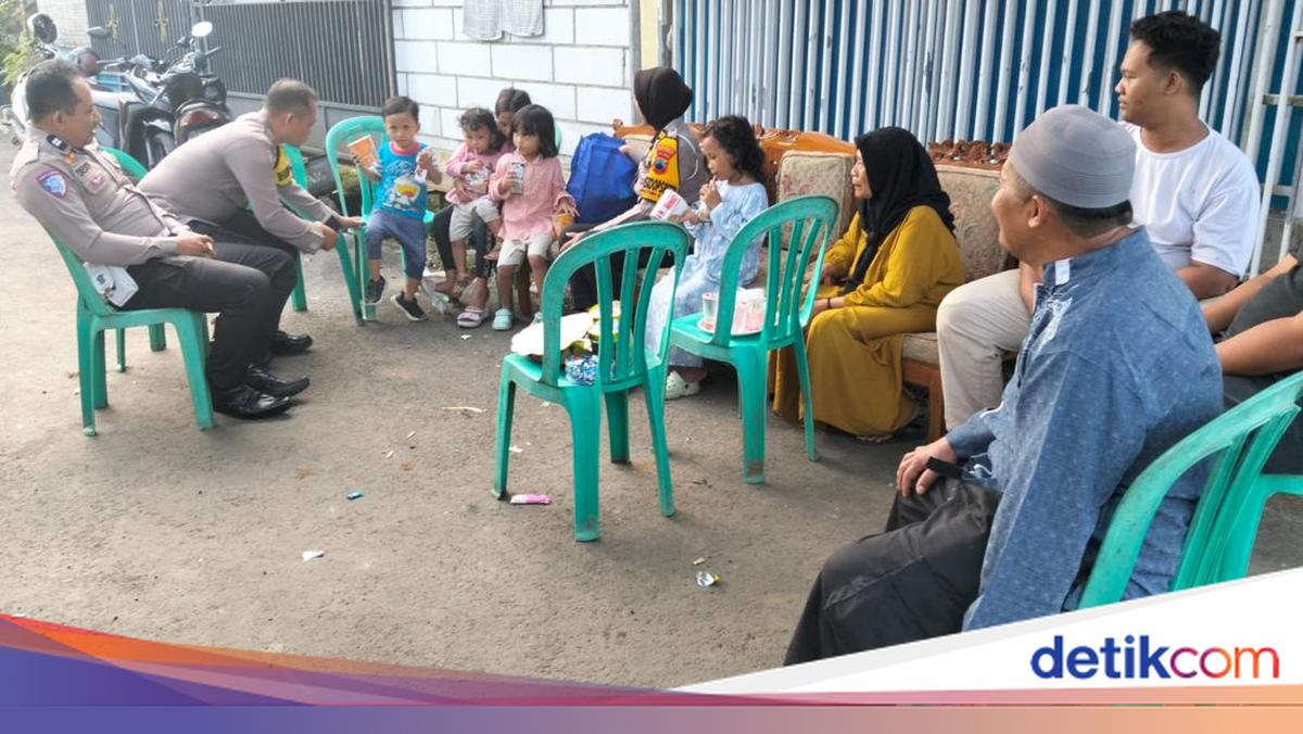 Sat Lantas Polresta Banyumas Santuni Keluarga Korban Kecelakaan di Ciberem