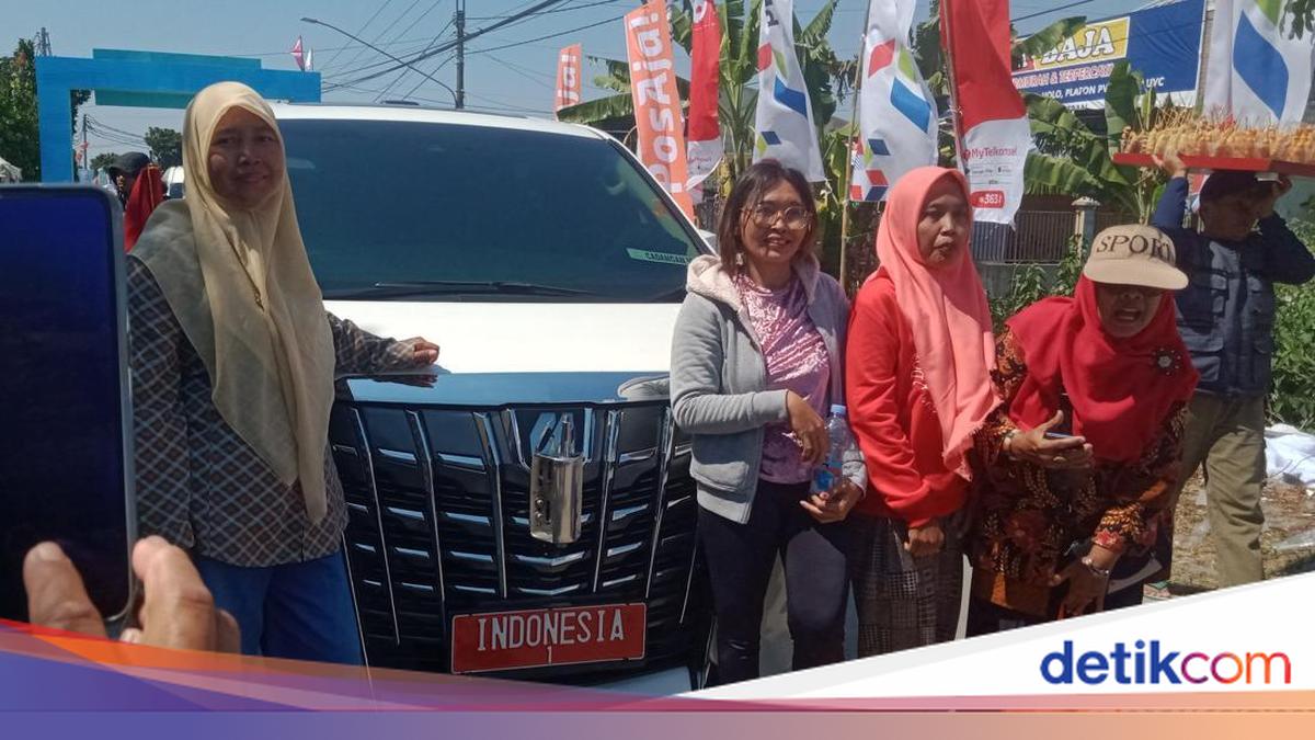 Peluncuran Kopdes Merah Putih, Warga Berfoto Samping Alphard 'Indonesia 1'