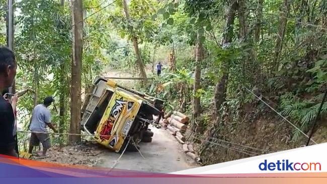 Tak Kuat Nanjak, Truk Muatan Kayu Terguling di Perbukitan Menoreh Kulon Progo