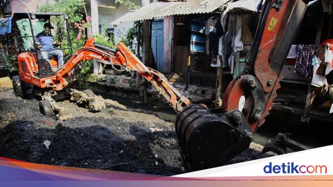 Antisipasi Banjir, Alat Berat Mini Angkut Lumpur dari Kali Krukut