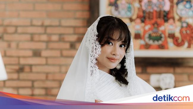8 Foto Pengajian Adira Putri Ikke Nurjanah Jelang Pernikahan, Serba Putih